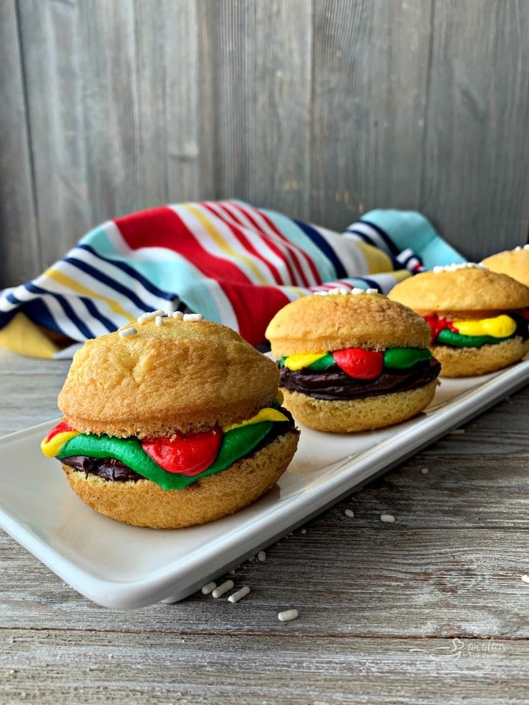 Hamburger Cupcakes - Tansform a Cupcake into a Cookout Dessert!