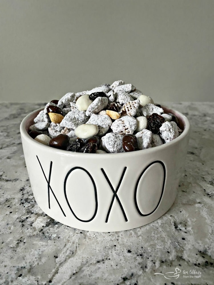 Tuxedo Muddy Buddies (Puppy Chow) - A simple Black & White Snack Mix