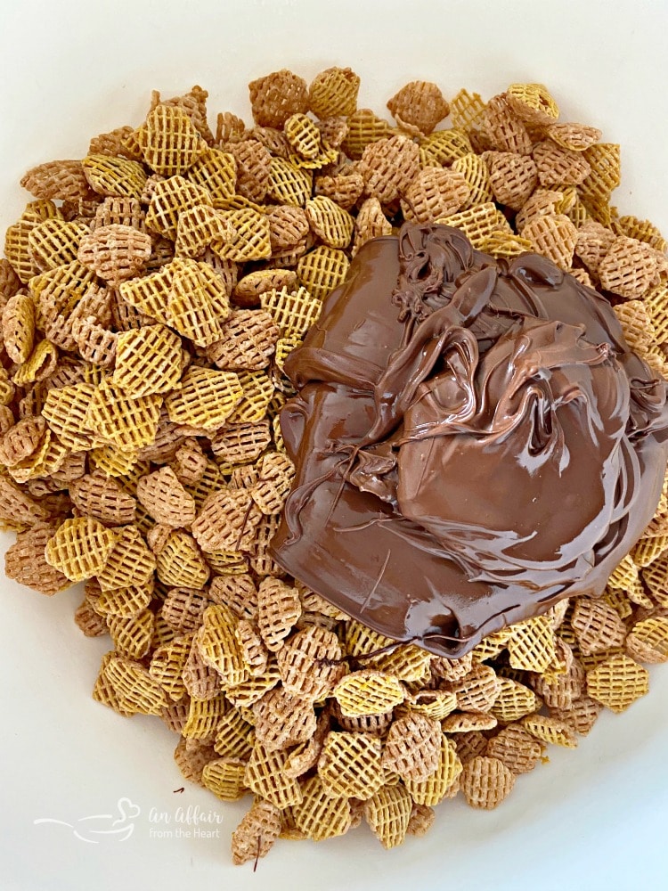 Tuxedo Muddy Buddies (Puppy Chow) - A simple Black & White Snack Mix