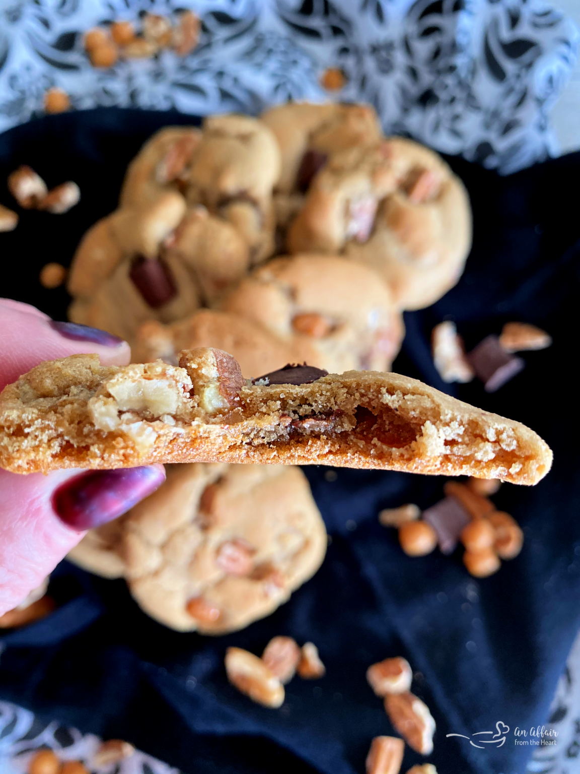 Recipe for the BEST Turtle Cookies, full of pecans, caramel and chocolate