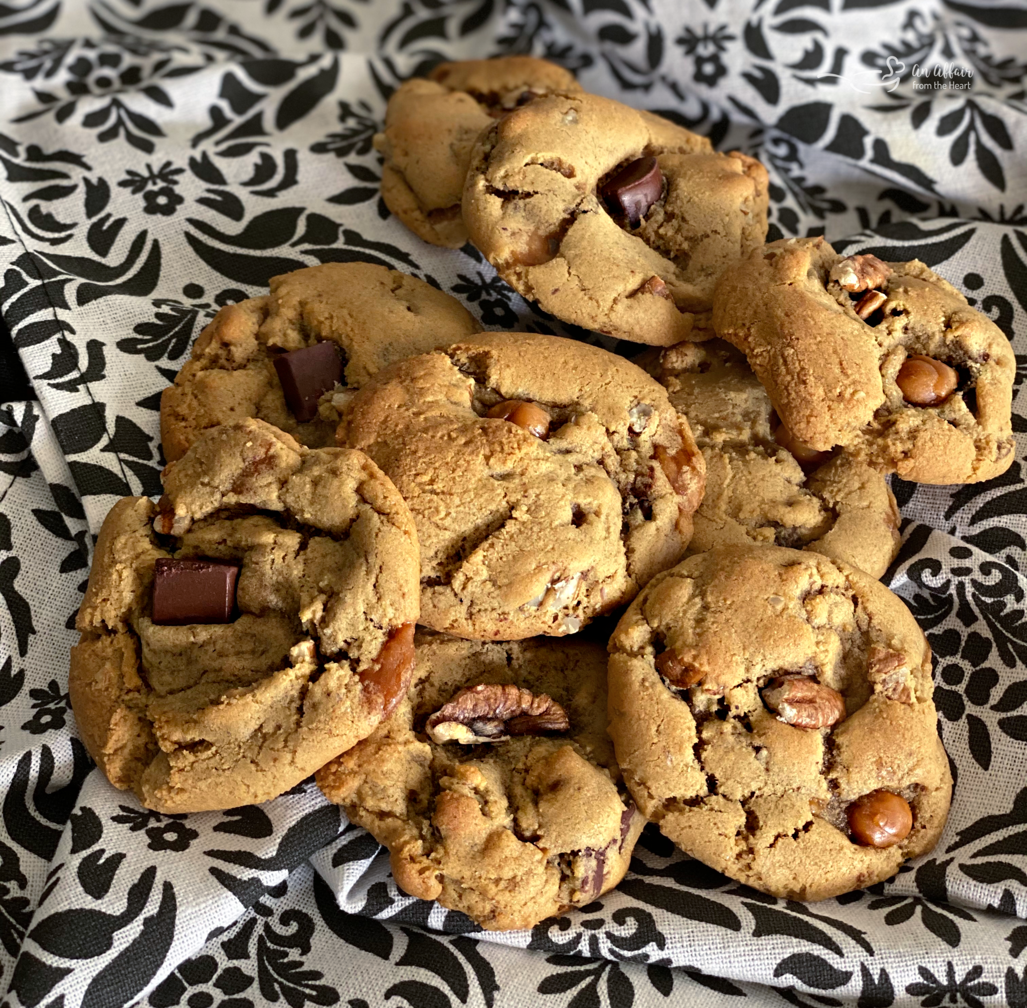 Recipe for the BEST Turtle Cookies, full of pecans, caramel and chocolate