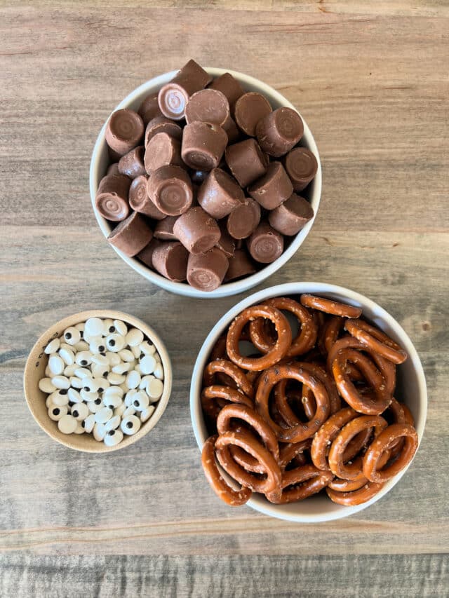 Rolo Pretzel Eyeballs (Fun & Easy Halloween Treats!)